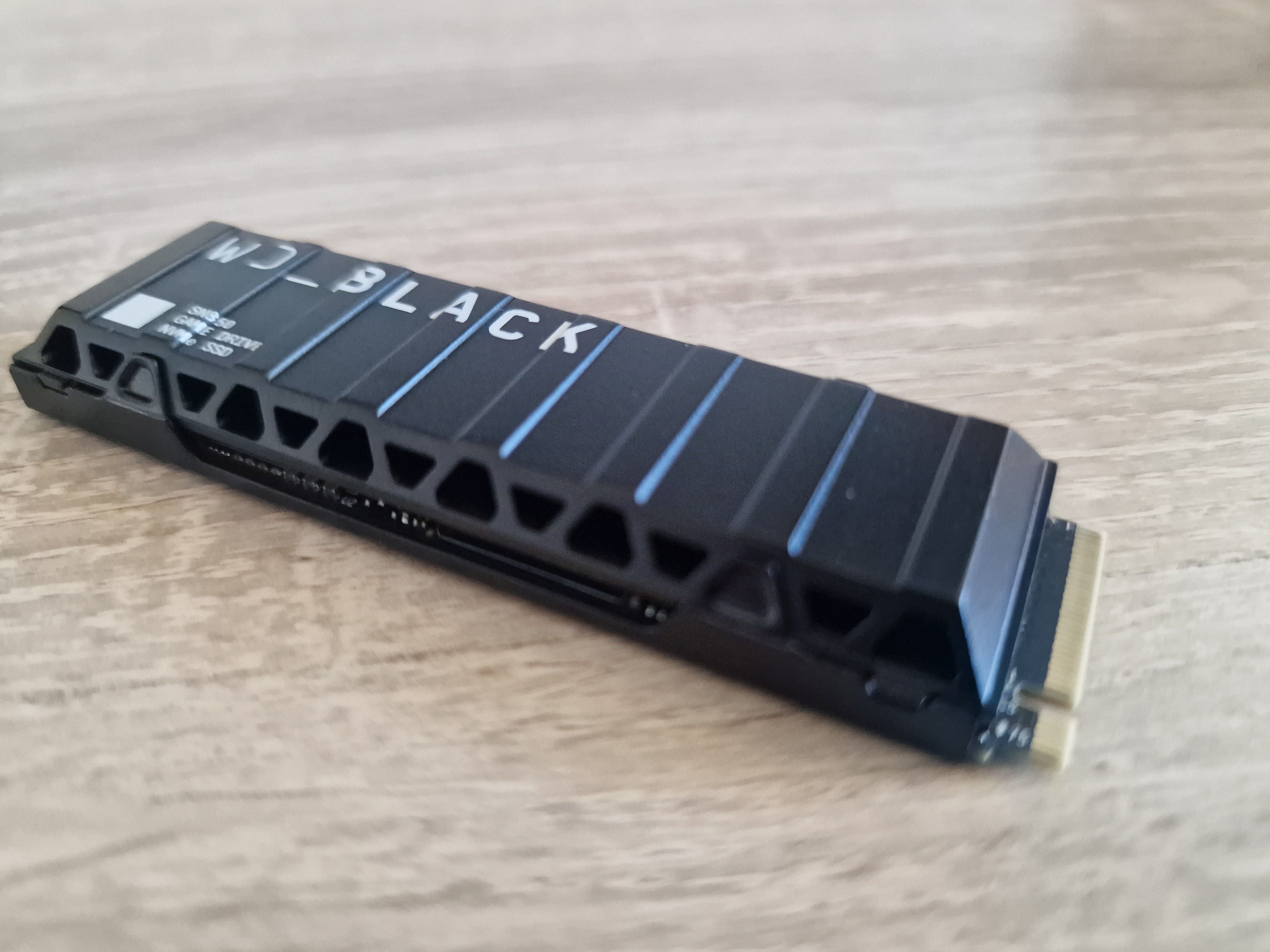 Ako vložiť SSD disk do PS5 Pro? | Sector.sk
