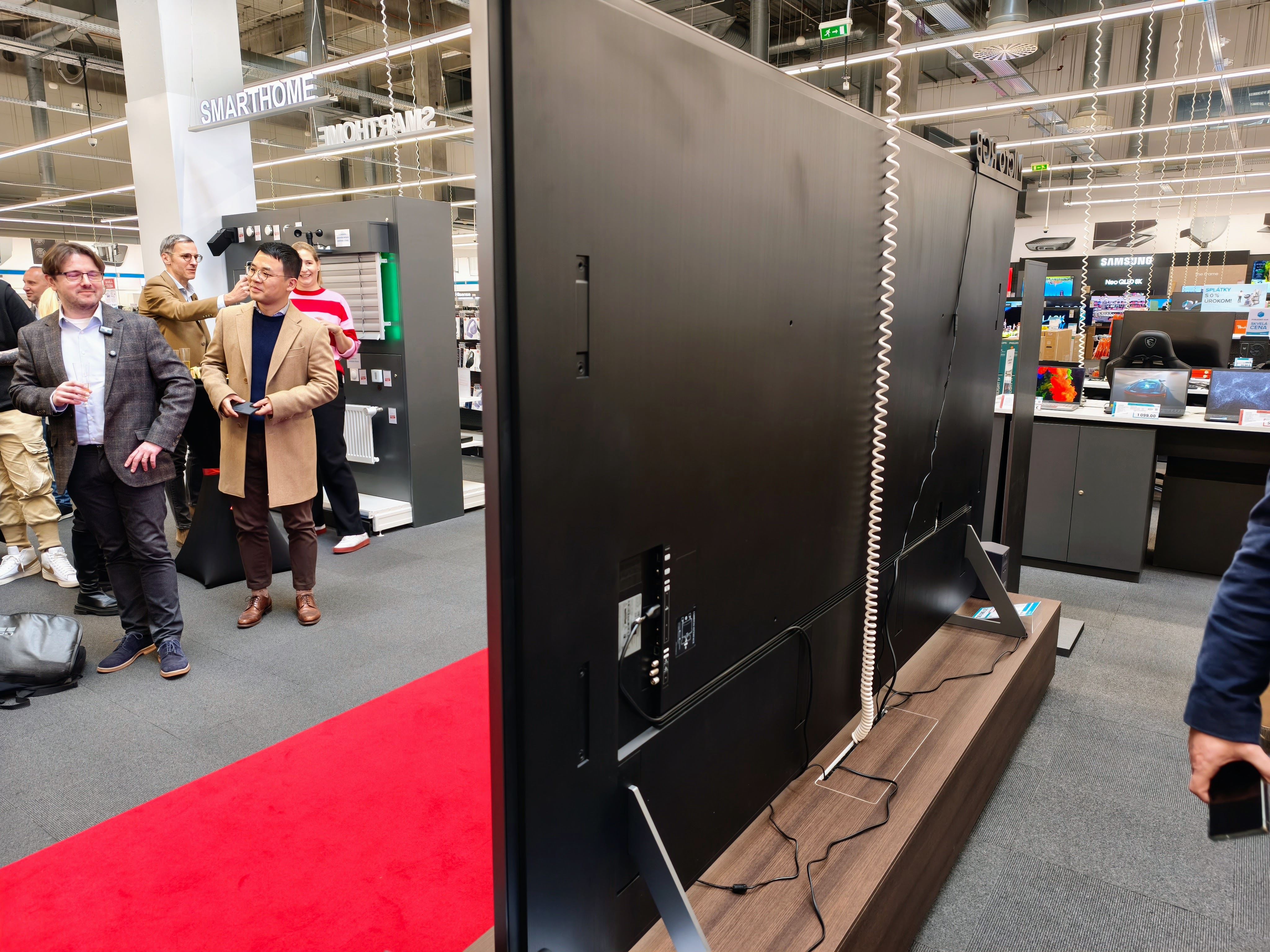 Prvý Micro RGB TV od Samsungu je už vystavený v Bratislave. Stojí ako ...